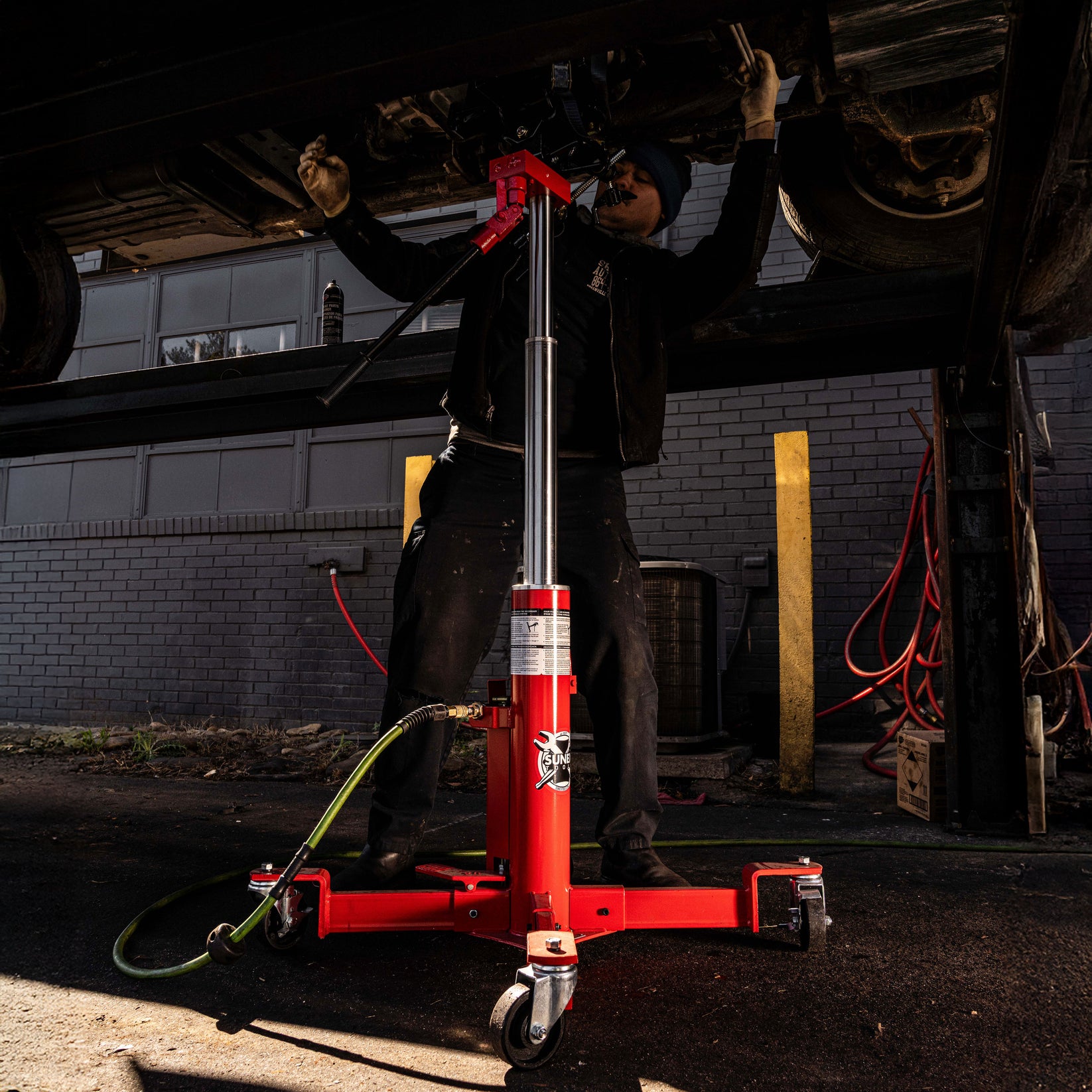 SUNEX TOOLS 7796 1,000 lb Telescopic Transmission Jack, Air/Hydraulic ...